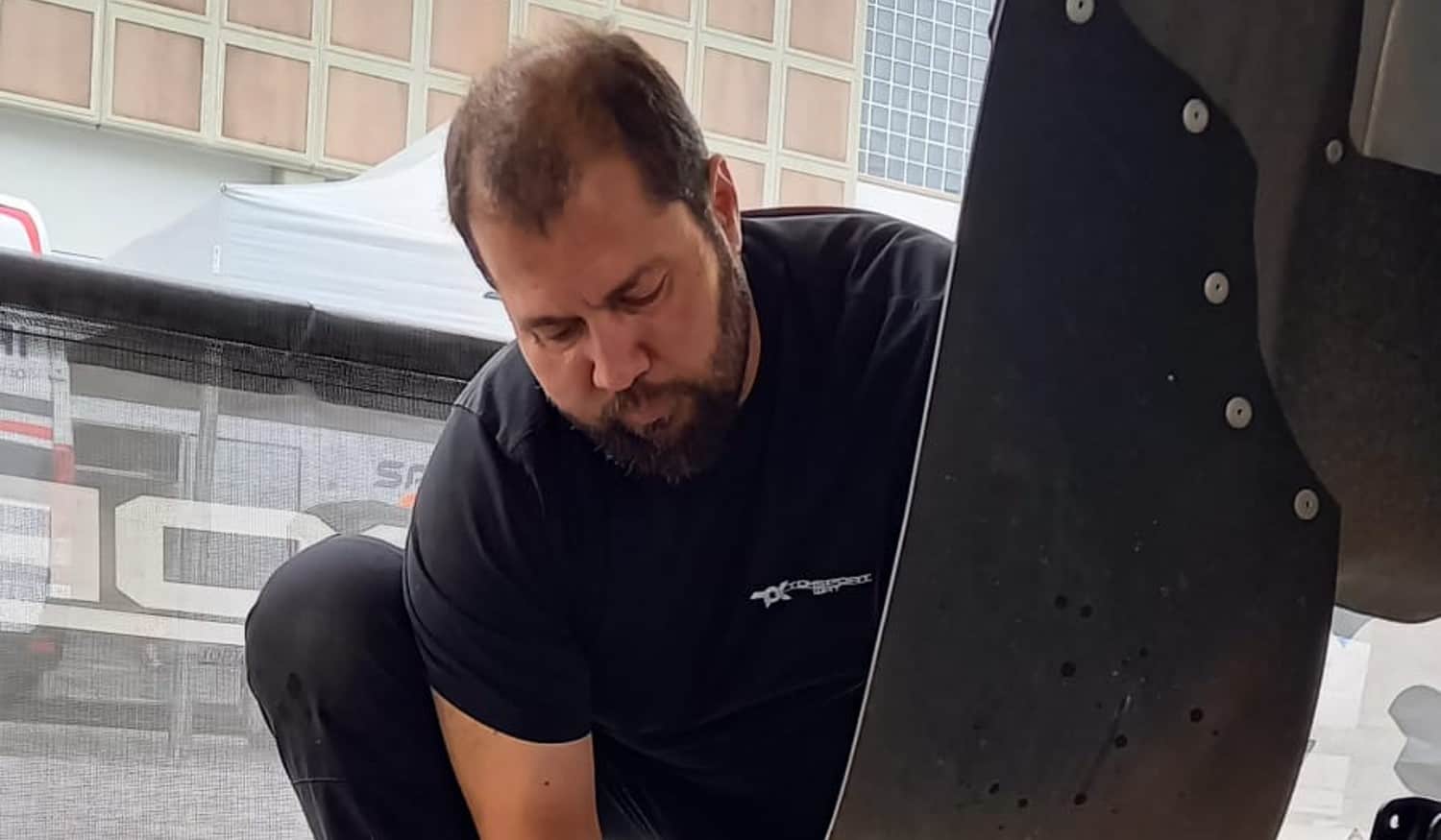 Tiago Moreira percorre quilómetros a prestar apoio a carros de competição
